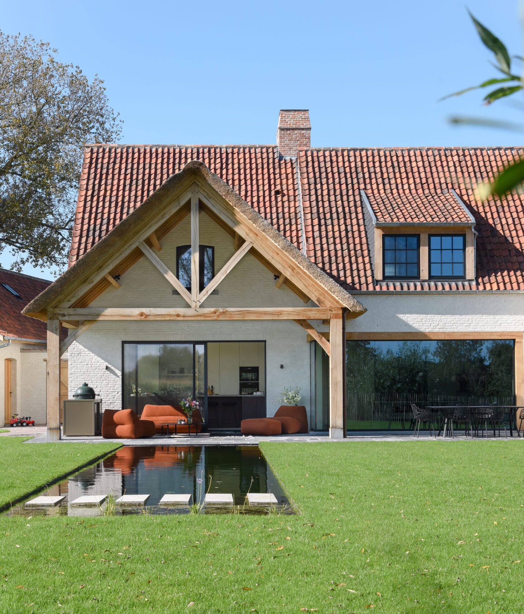 Dakconstructie en uitbouw met rieten dak in Beveren